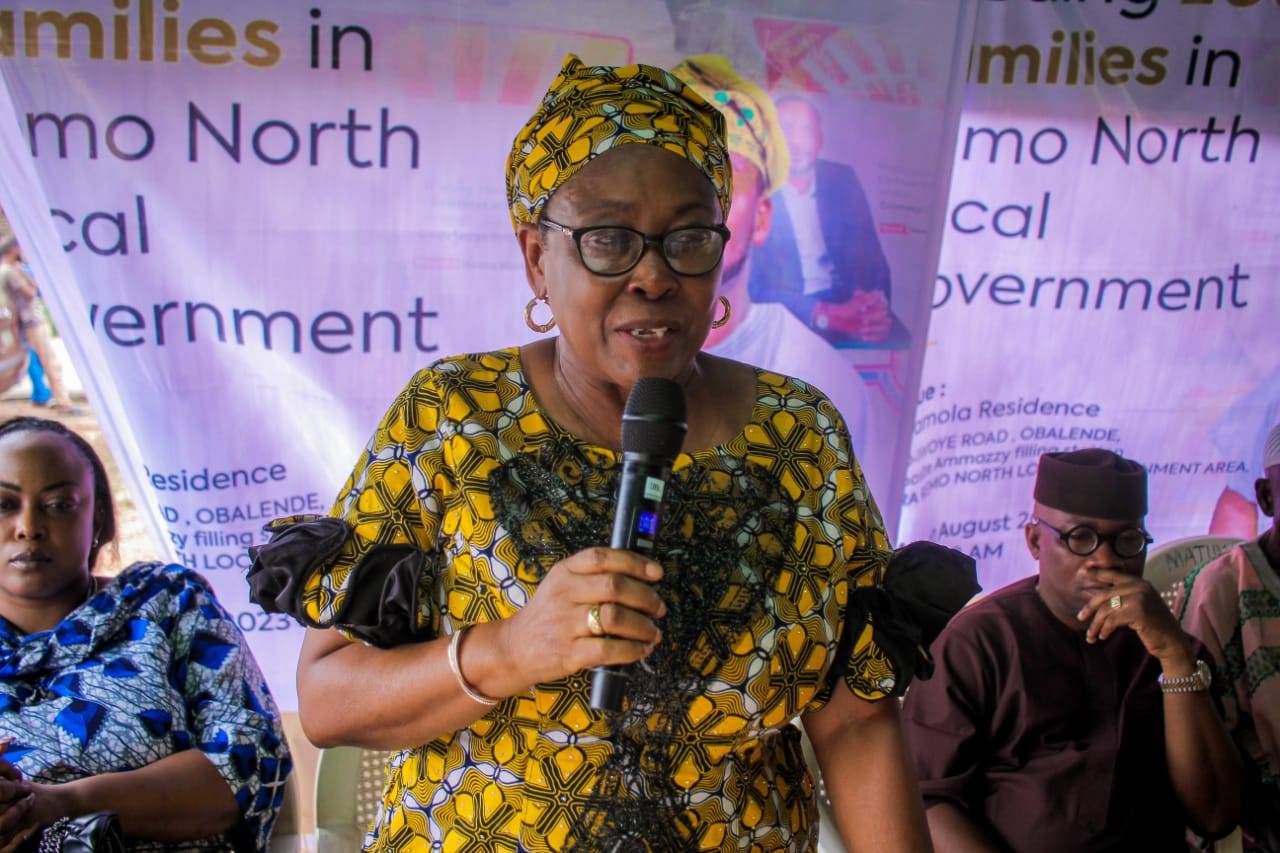 Popular Remo North Philanthropist, Engr. Daramola, Shares Food, Cash ...